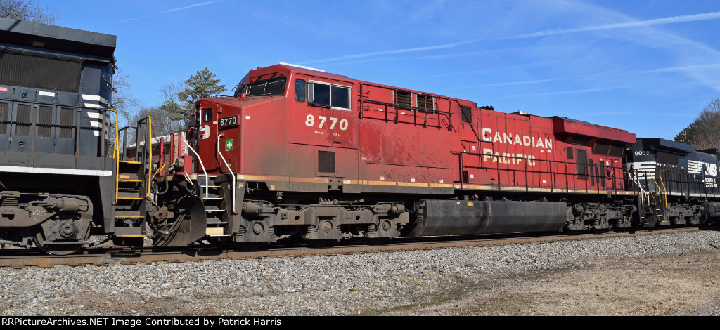 CP 8770 ES44AC eastbound in a light power move on NS through Mableton Ga 1:41PM 01-10-2015